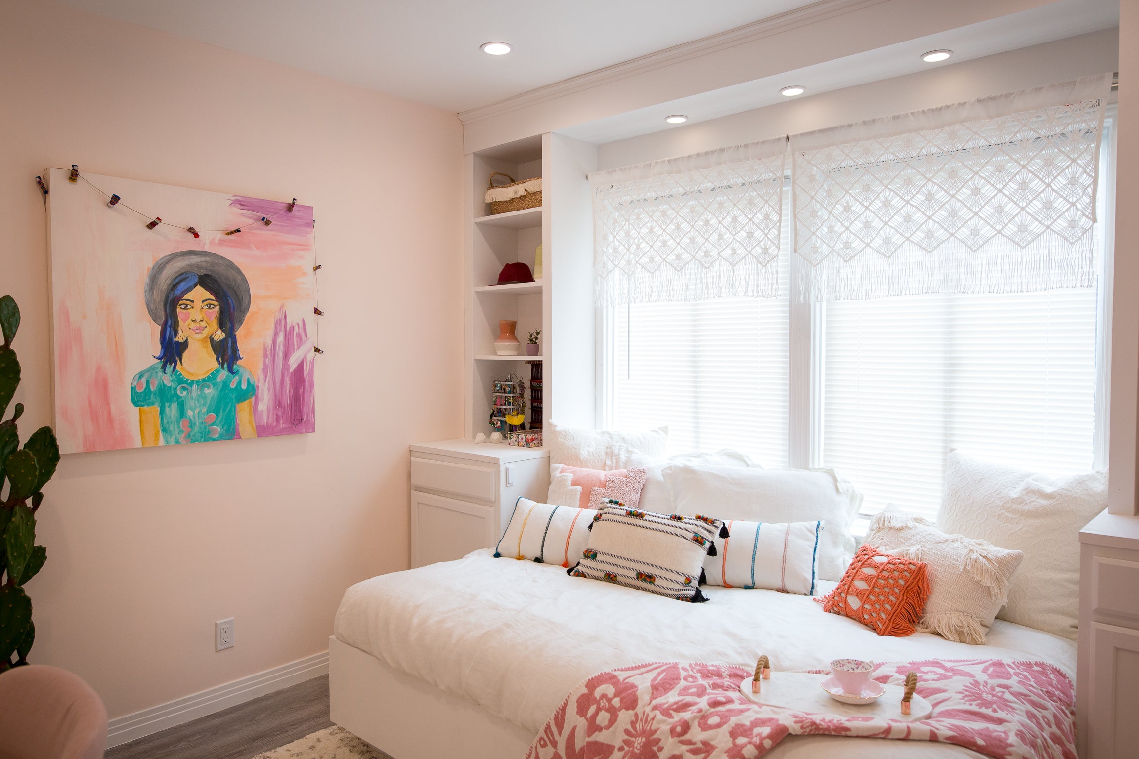 Tiny & Cluttered Bedroom Makeover for Aspiring YouTuber! – Mr. Kate